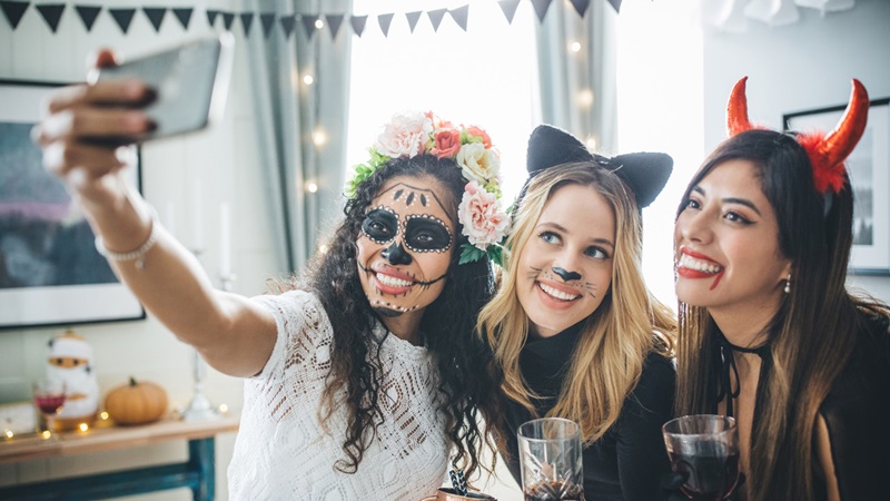 9 Ways to Celebrate Halloween with Your Residents | Apartments.com